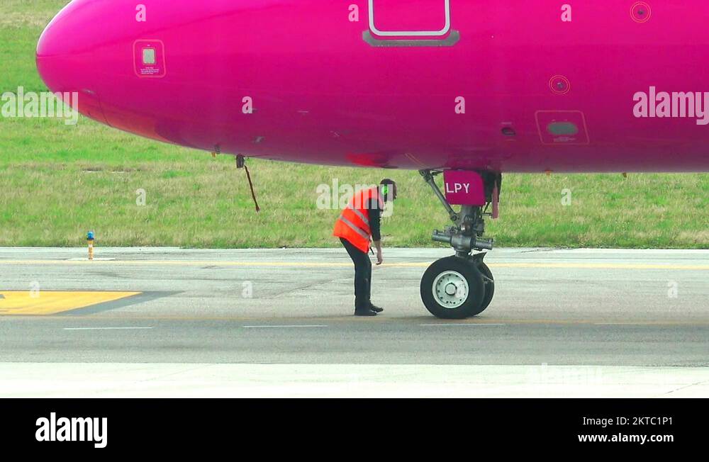 Boeing 737 landing gear Stock Videos & Footage - HD and 4K Video Clips ...