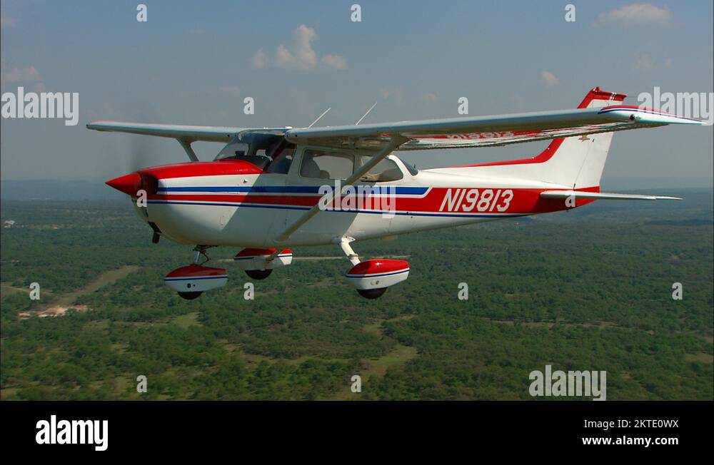 Cessna 172 Air To Air Straight Level Stock Video Footage - Alamy