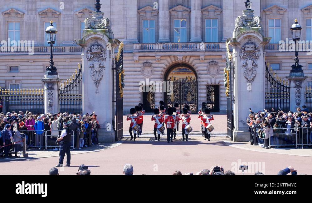 Changing the guard buckingham palace Stock Videos & Footage - HD and 4K Video Clips - Alamy