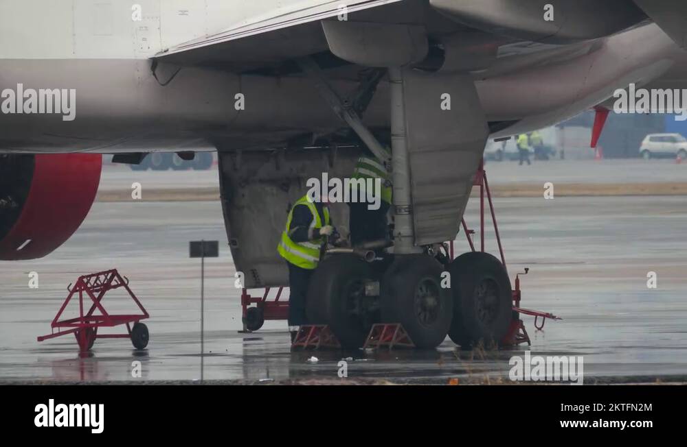 Plane chassis Stock Videos & Footage - HD and 4K Video Clips - Alamy