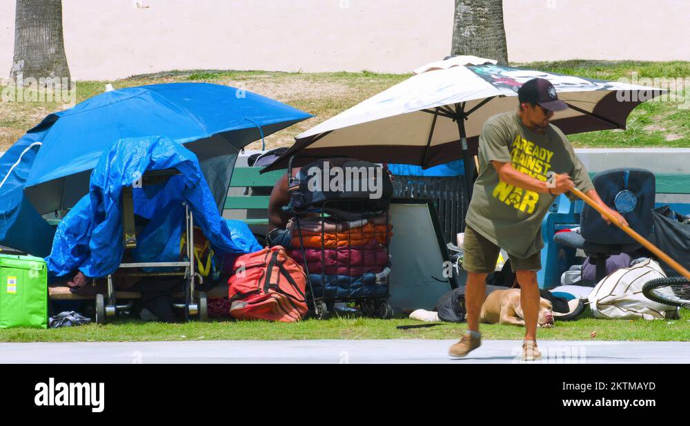 Homeless people sitting on bench in Venice Beach in Los Angeles ...