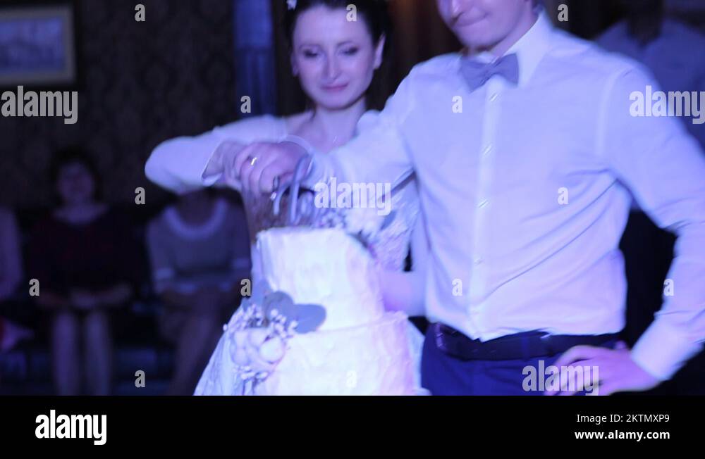 The bride and groom cut the wedding cake knife , can see the newlyweds ...