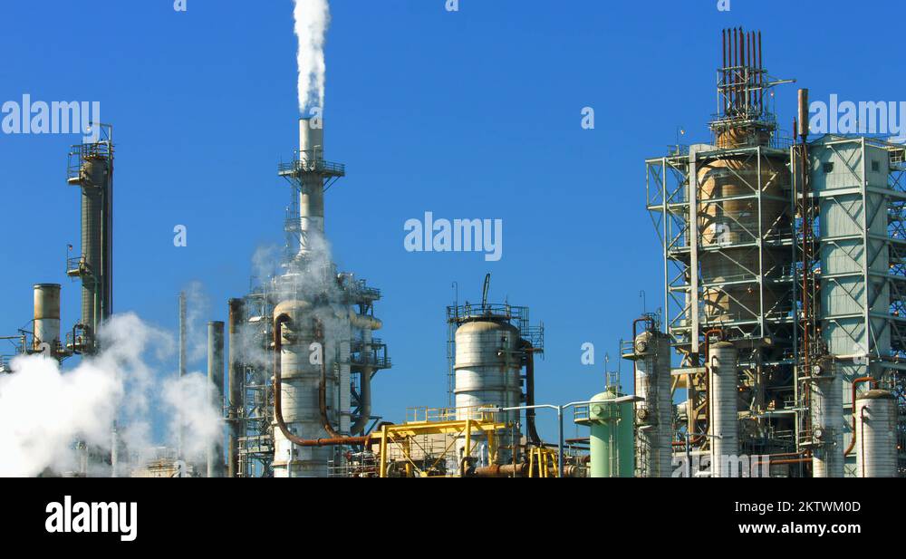 Crude oil refinery distillation column Stock Videos & Footage - HD and ...