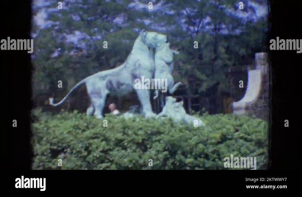 1965: a sculpture of statue of a lion or leopard at the zoo NEW JERSEY ...