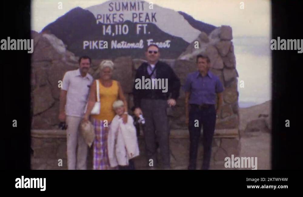 1967: a family poses in front of the pike's peak summit monument Stock ...