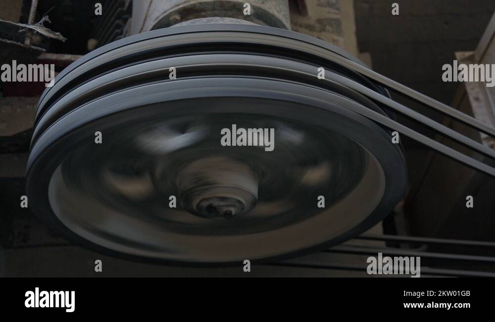 Three-strand pulley with belts rotates soil distribution mechanism ...