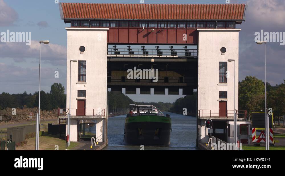 Lift chamber Stock Videos & Footage - HD and 4K Video Clips - Alamy