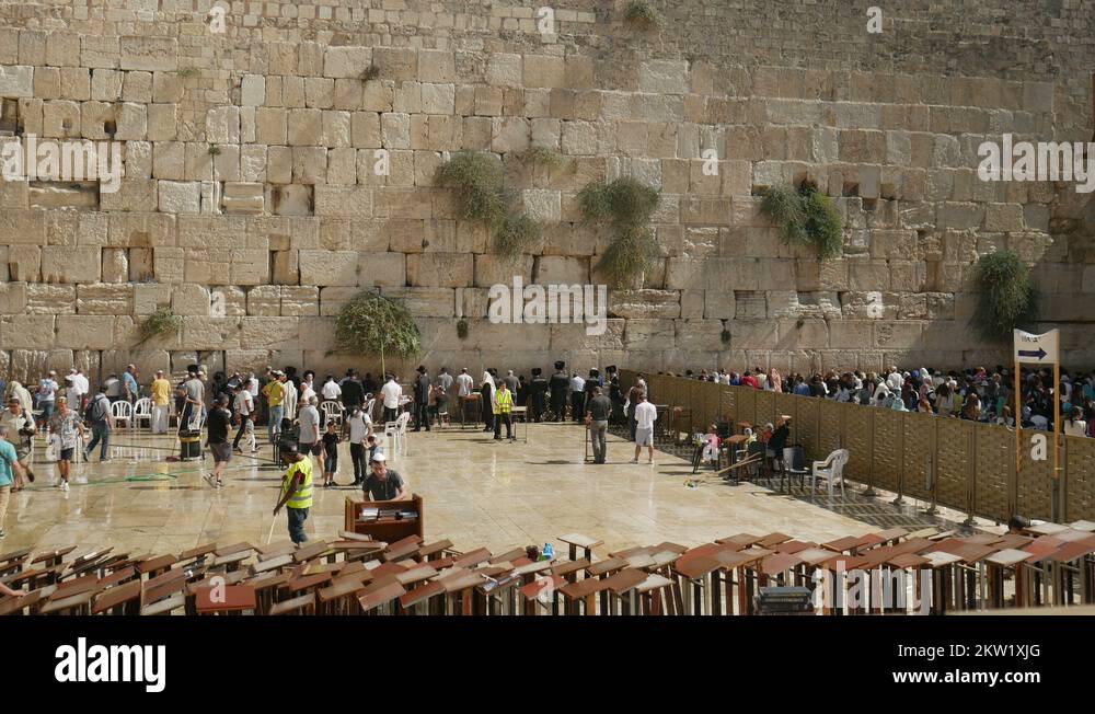 Torah shrine Stock Videos & Footage - HD and 4K Video Clips - Alamy