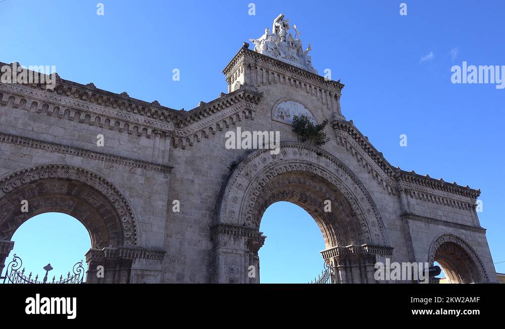 Northern main gate of the Colon Cemetery (Cementerio Cristobal Colon ...