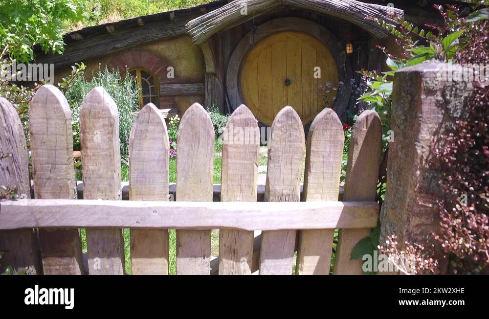 A Hobbit House From The Lord Of The Rings Movie Set Hobbiton New ...