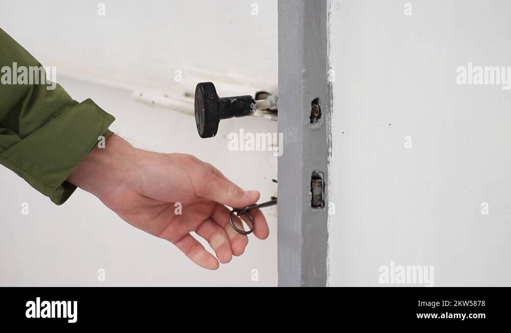 Closing gates Stock Videos & Footage - HD and 4K Video Clips - Alamy