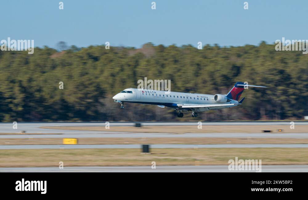 Delta jet landing Stock Videos & Footage - HD and 4K Video Clips - Alamy