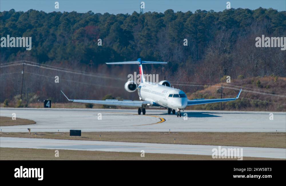 Delta jet airliner Stock Videos & Footage - HD and 4K Video Clips - Alamy
