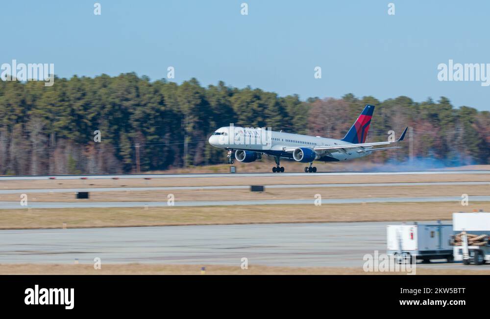 Boeing 757 arriving Stock Videos & Footage - HD and 4K Video Clips - Alamy