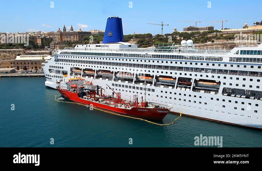 Cruise ship, aerial panorama and architectural buildings in Valletta ...