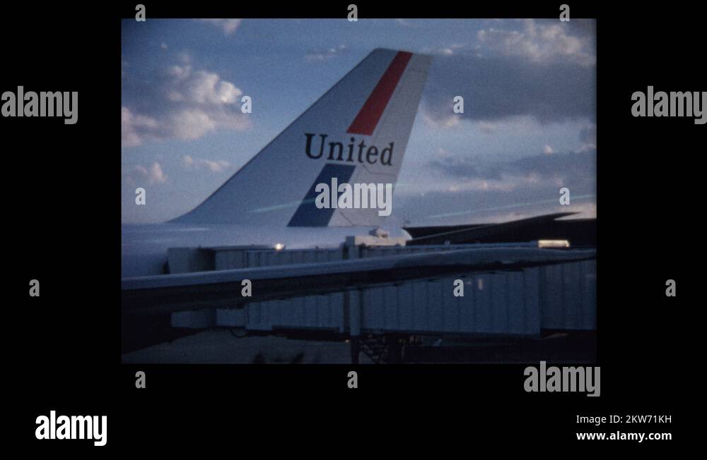 United Airlines Boeing 747 at gate Stock Video Footage - Alamy