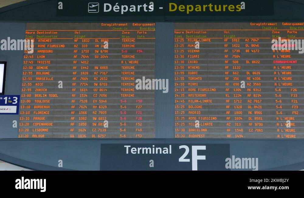 The big indicator at Charles de Gaulle (CDG) airport, Paris Stock Video ...
