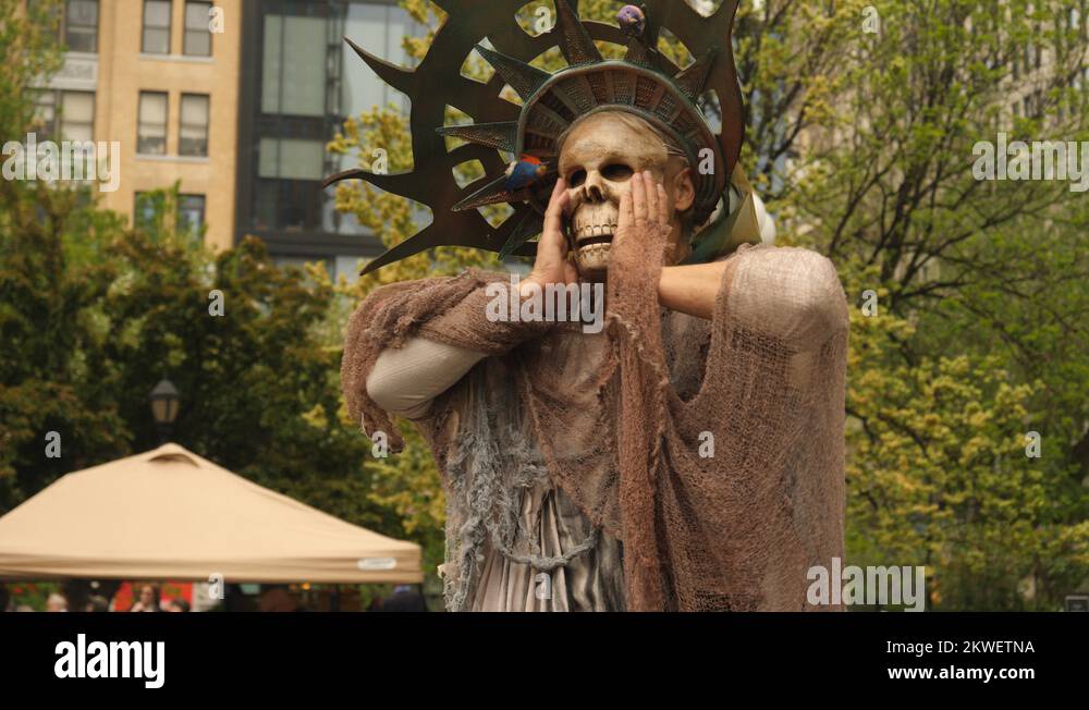 Horror statue Stock Videos & Footage - HD and 4K Video Clips - Alamy