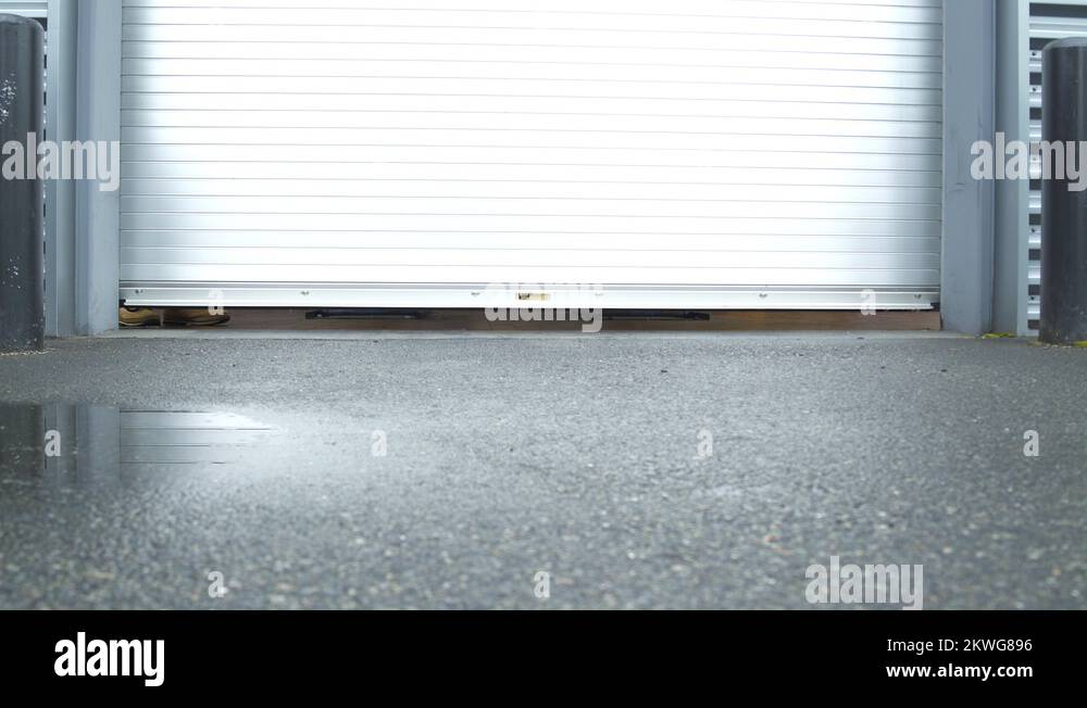 Mechanic garage door Stock Videos & Footage - HD and 4K Video Clips - Alamy