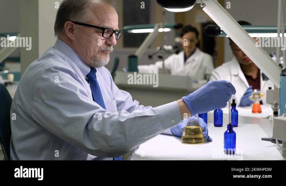 Erlenmeyerflask Stock Videos & Footage - HD and 4K Video Clips - Alamy
