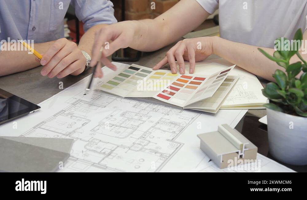 Two people above the drawing room choose the color for the interior ...