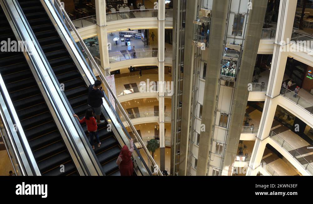 Mall elevators lift Stock Videos & Footage - HD and 4K Video Clips - Alamy