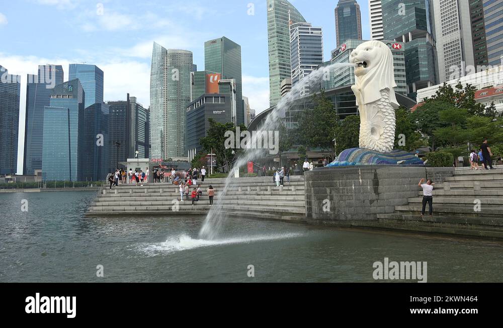 Groups of tourists take pictures of famous Merlion statue in Singapore ...