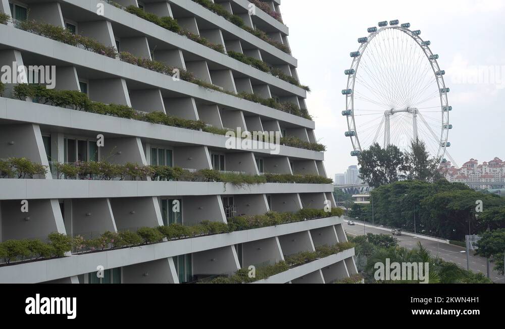Marina Sands Bay resort hotel and 'The Flyer' ferris wheel in Singapore ...