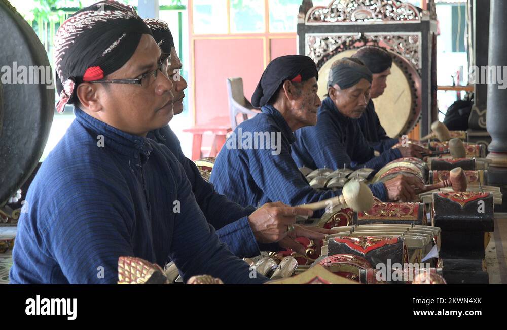 Gamelan instrument Stock Videos & Footage - HD and 4K Video Clips - Alamy