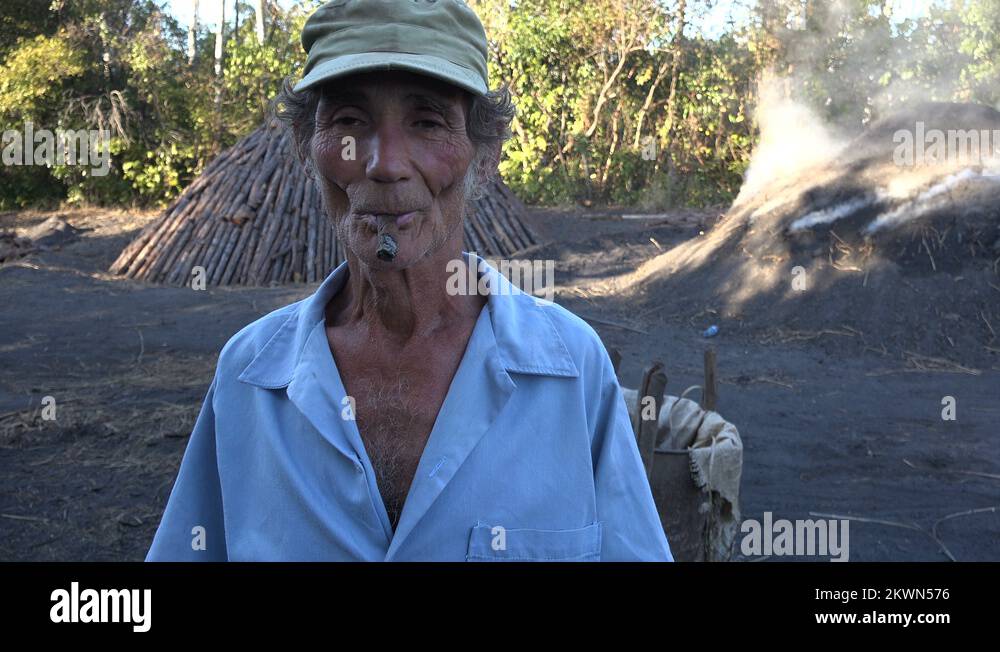 Factory worker cuba Stock Videos & Footage - HD and 4K Video Clips - Alamy