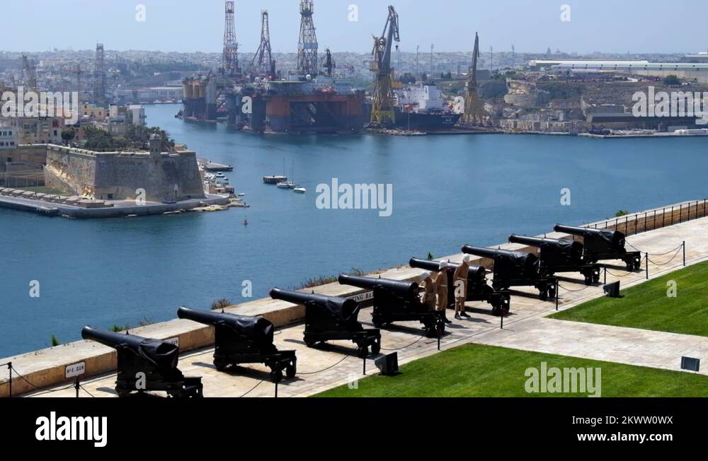 Cannons of the Saluting Battery and soldiers on Upper Barrakka Gardens ...