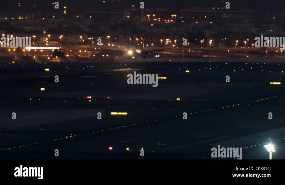 Plane landing dubai Stock Videos & Footage - HD and 4K Video Clips - Alamy