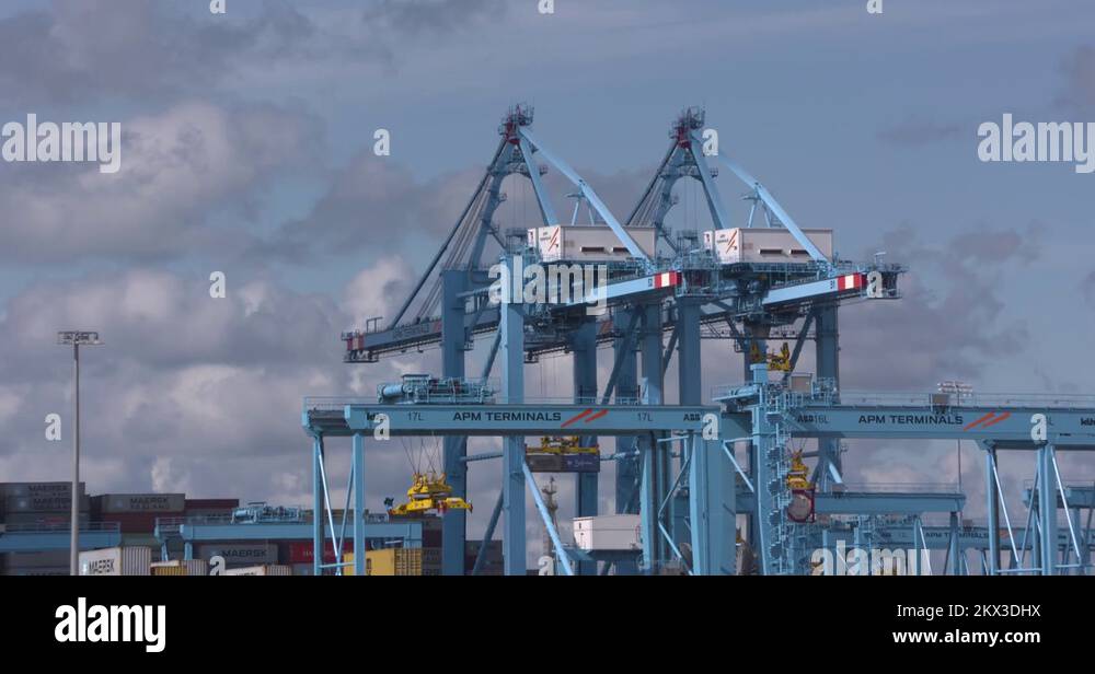 Gantry rail Stock Videos & Footage - HD and 4K Video Clips - Alamy