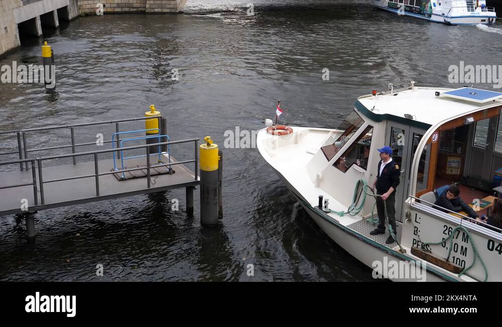 Water bus tour boat Stock Videos & Footage - HD and 4K Video Clips - Alamy