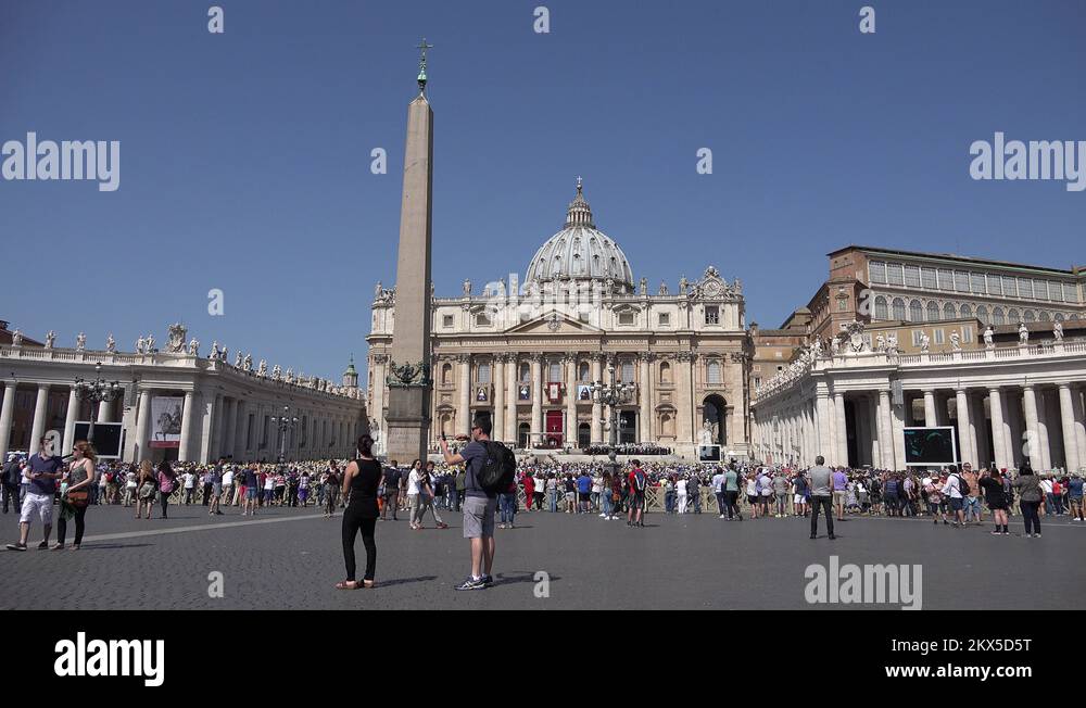 Vatican, Rome, People in Saint Peter's Square, Tourists, St Peter's ...