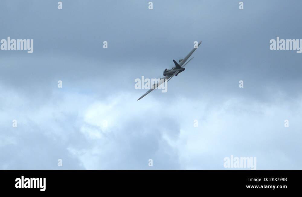 Ww2 bomber sky Stock Videos & Footage - HD and 4K Video Clips - Alamy