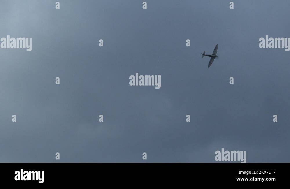 Spitfire aeroplane Stock Videos & Footage - HD and 4K Video Clips - Alamy