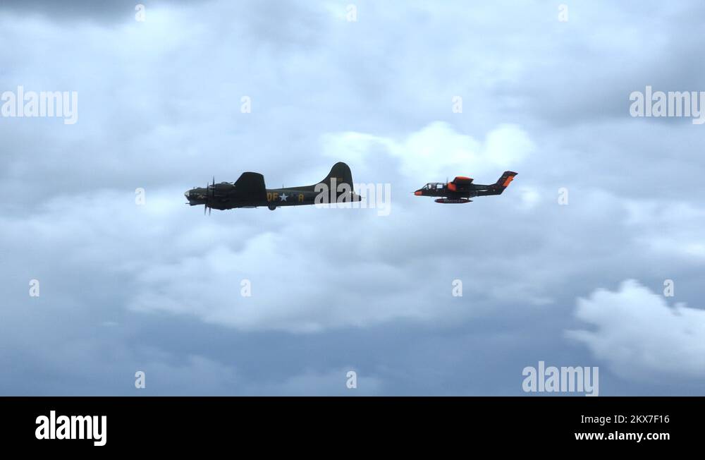 B17 flying fortress ww2 plane Stock Videos & Footage - HD and 4K Video Clips - Alamy