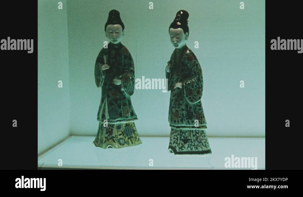 Chinese porcelain figurines display at the Metropolitan Museum of Art ...