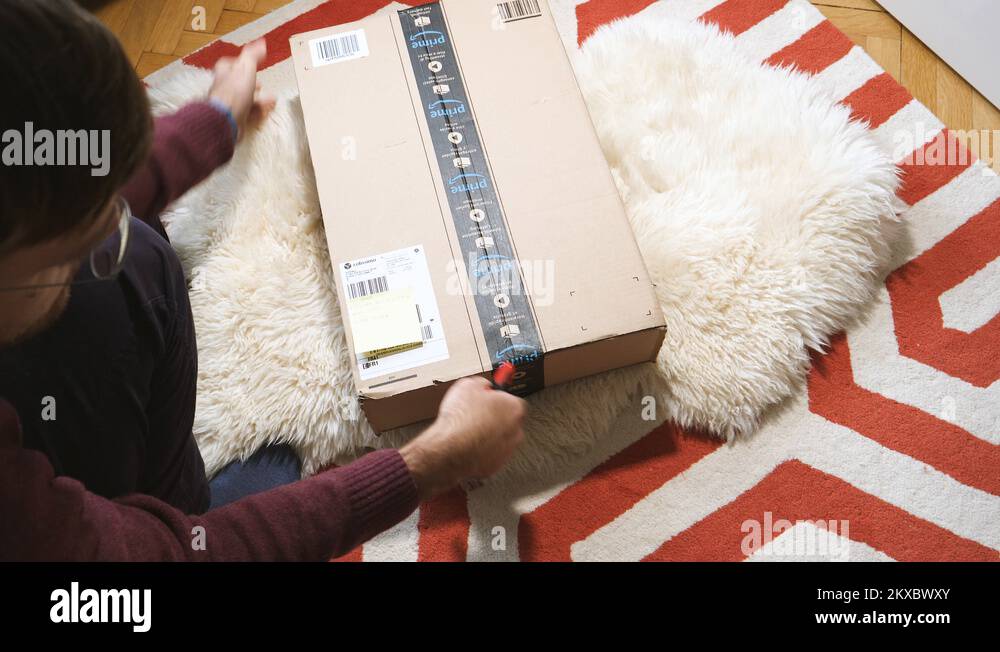 Delivery man parcel damage Stock Videos & Footage - HD and 4K Video ...