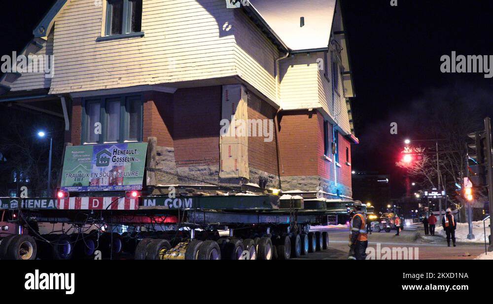 Truck hauling house Stock Videos & Footage - HD and 4K Video Clips - Alamy