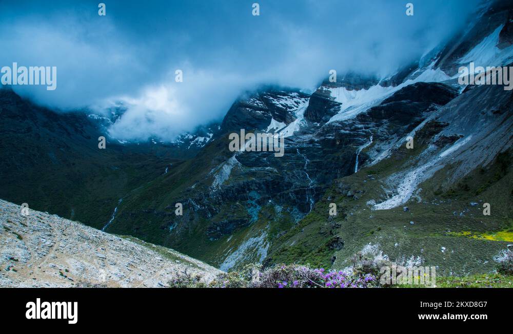 Snow slide mountain Stock Videos & Footage - HD and 4K Video Clips - Alamy