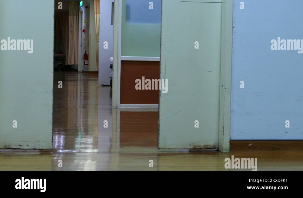 Operating room opening and closing Stock Video Footage - Alamy