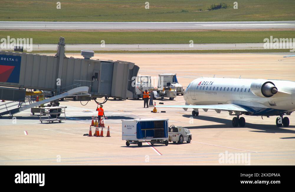 Delta connection airlines Stock Videos & Footage - HD and 4K Video ...