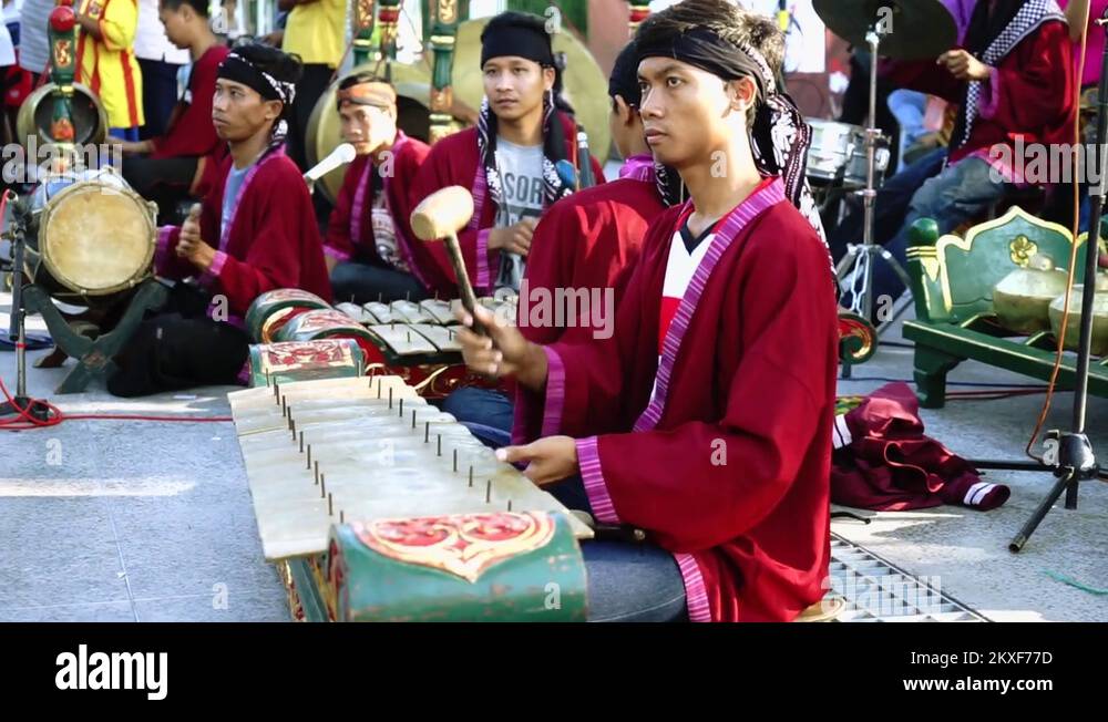 Gamelan instruments Stock Videos & Footage - HD and 4K Video Clips - Alamy