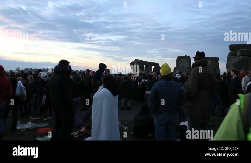 ss stonehenge crowds dawn Stock Video Footage - Alamy