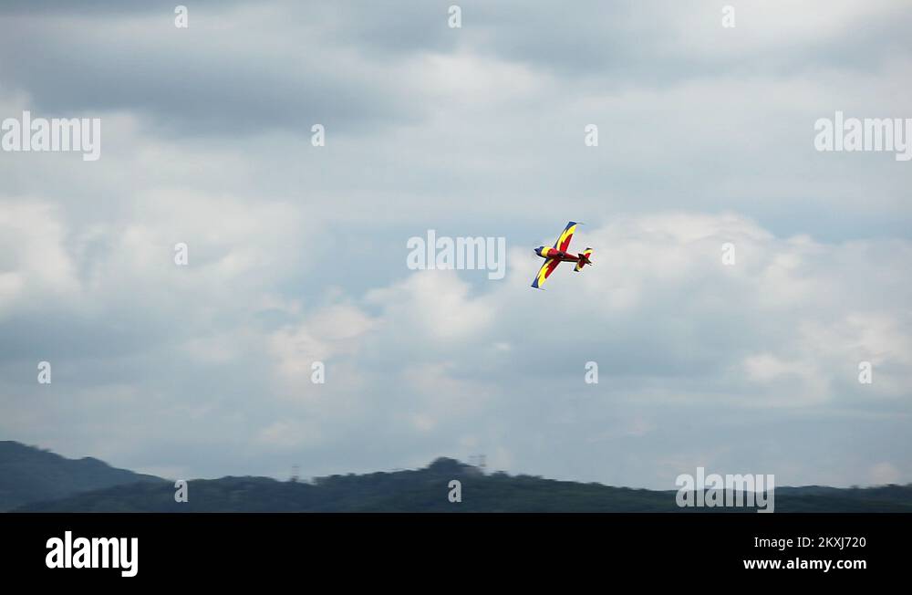 Airplane stunt Stock Videos & Footage - HD and 4K Video Clips - Alamy