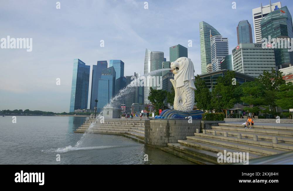 Marina bay waterfront with the Merlion Statue and Singapore city ...