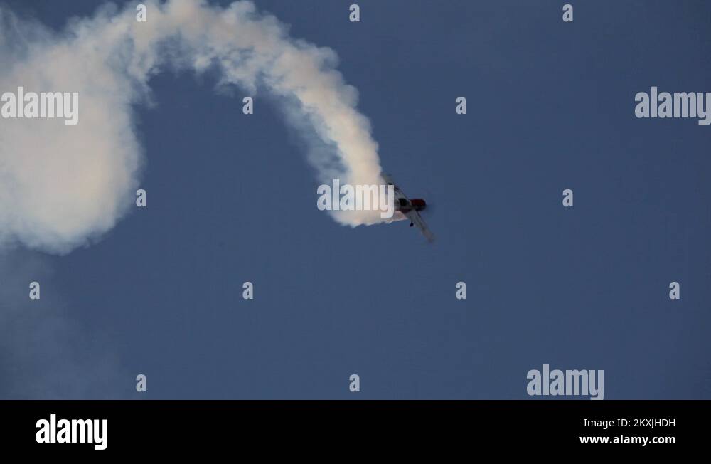 Looping maneuver Stock Videos & Footage - HD and 4K Video Clips - Alamy