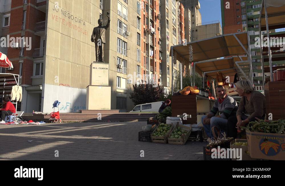 Bill clinton statue Stock Videos & Footage - HD and 4K Video Clips - Alamy